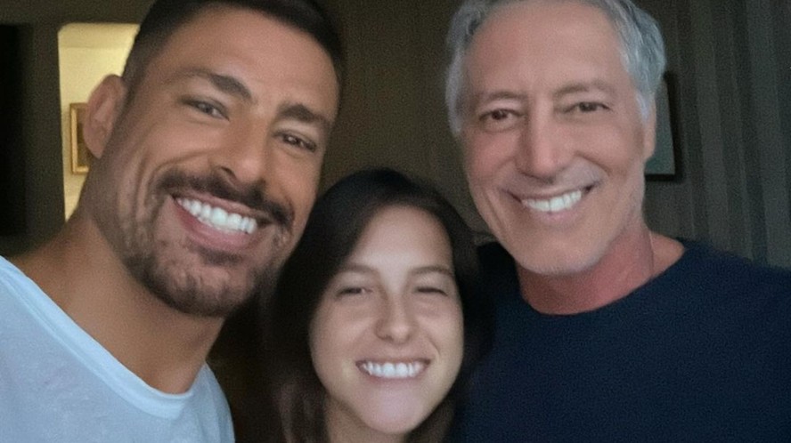Cauã Reymond posta foto rara com pai e irmã e detalhe chama atenção ...